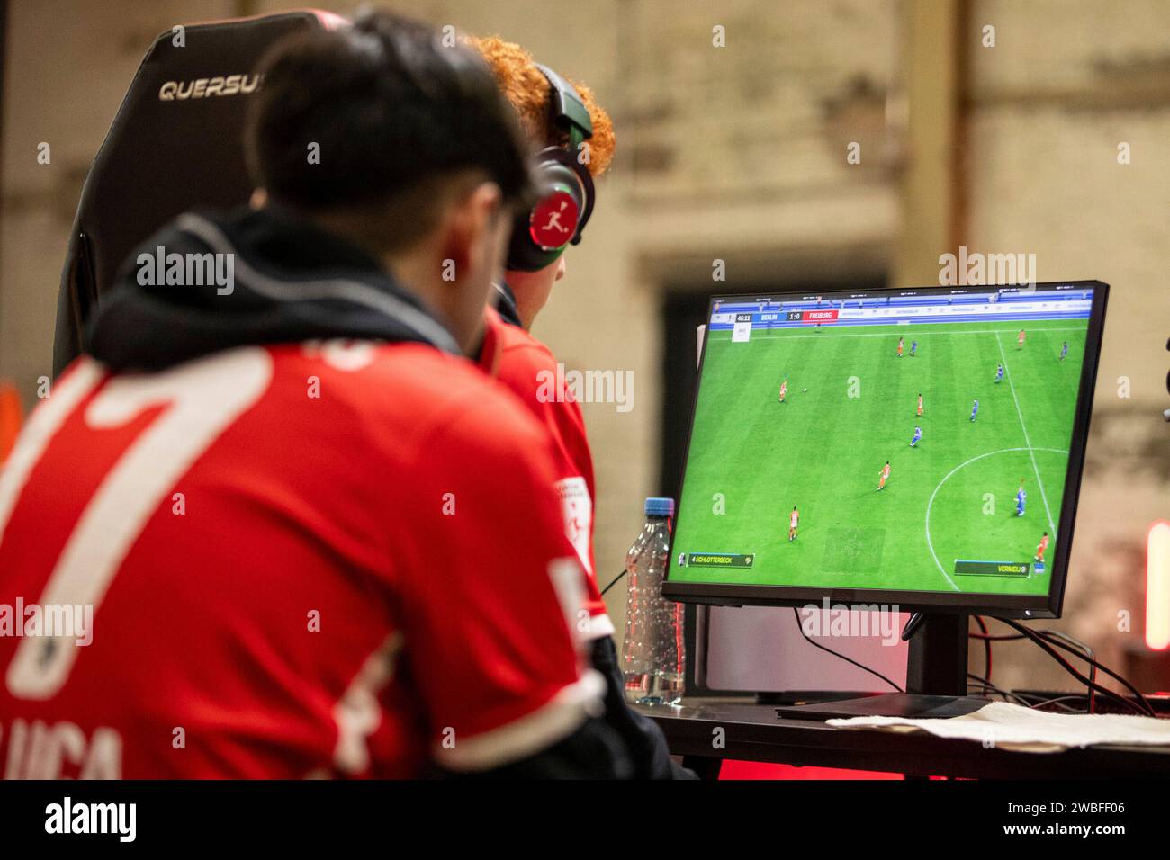 Sieht auf bildschirm hi-res stock photography and images - Alamy