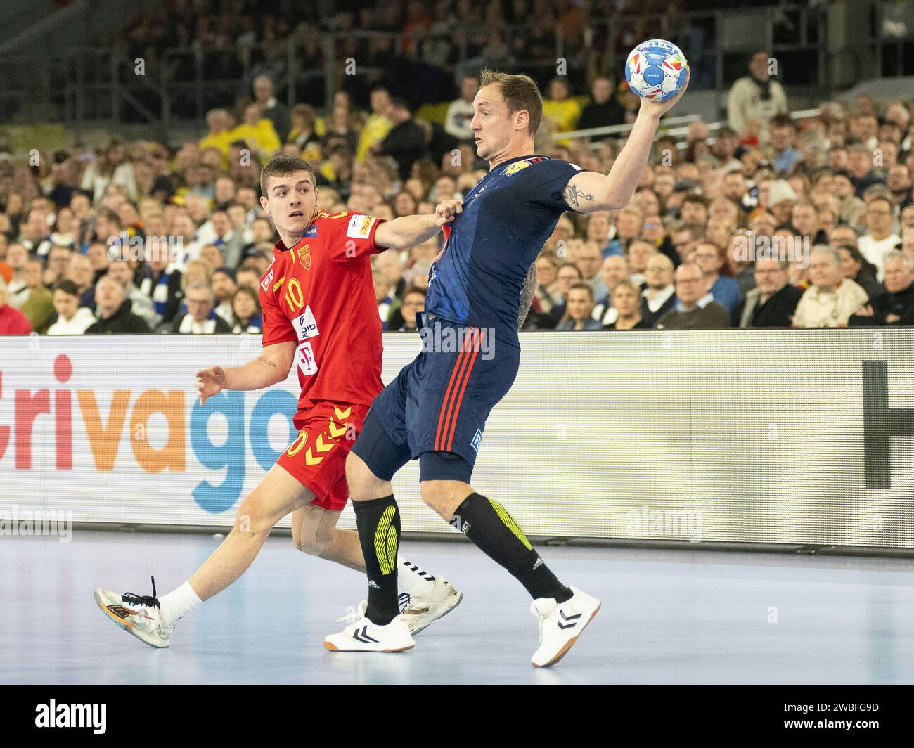Valentin Porte (Frankreich, #28) hat den Ball von Marko Mitev ...