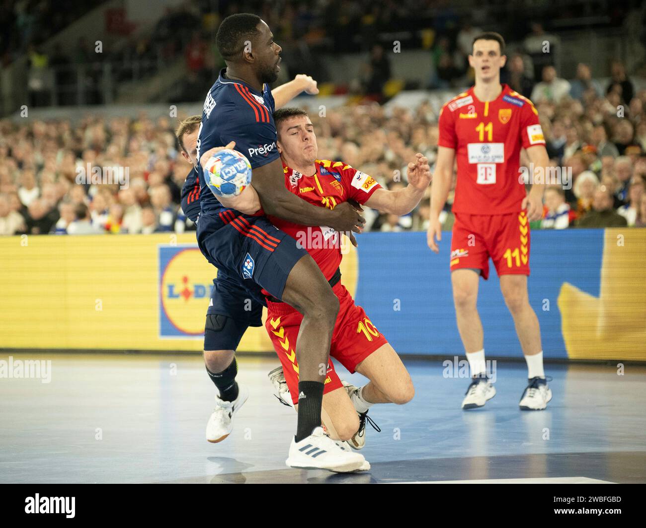 Zweikampf ziwschen Karl Olivier Konan (Frankreich, #34) und Marko Mitev ...
