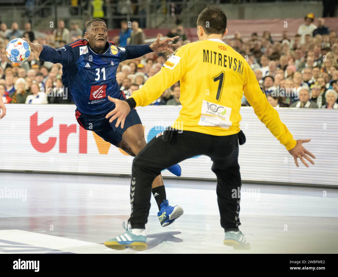 Dylan Nahi (Frankreich, #31) trifft gegen Nikol Mitrevski ...