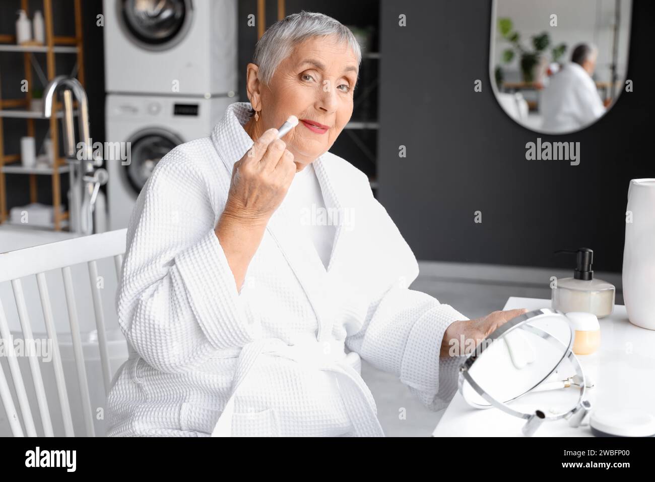 Lady doing makeup hi-res stock photography and images - Alamy