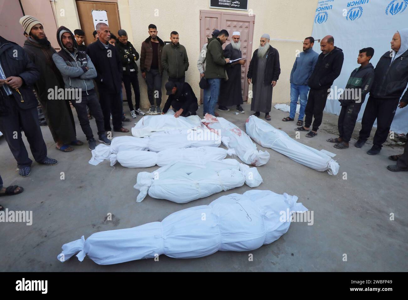 Photo of shrouded bodies hi-res stock photography and images - Alamy