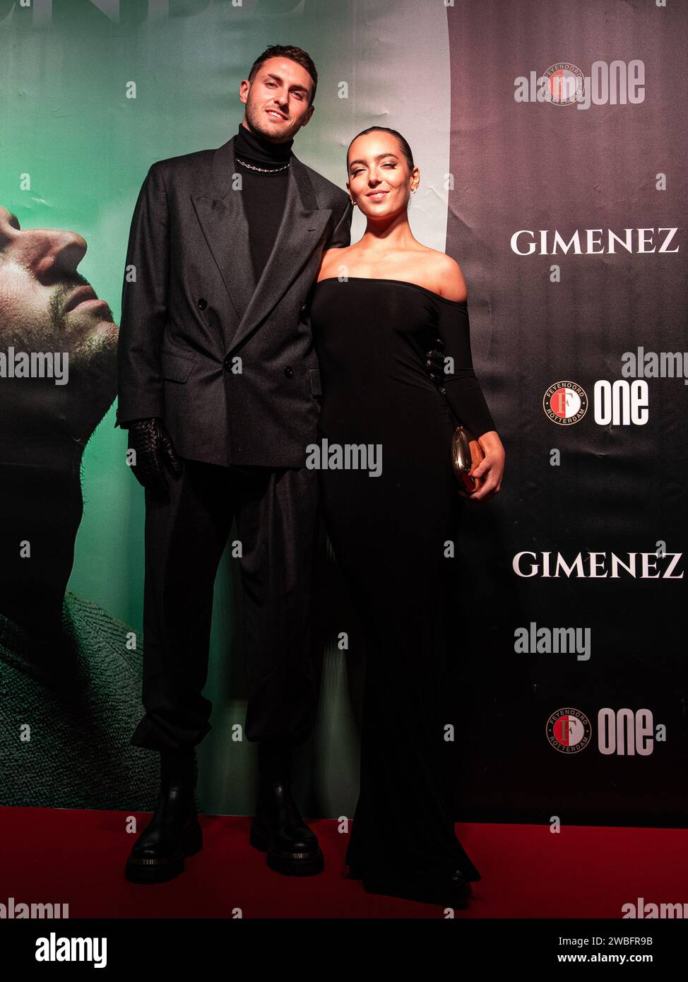 ROTTERDAM - Santiago Gimenez and his girlfriend Fer Serrano on the red ...