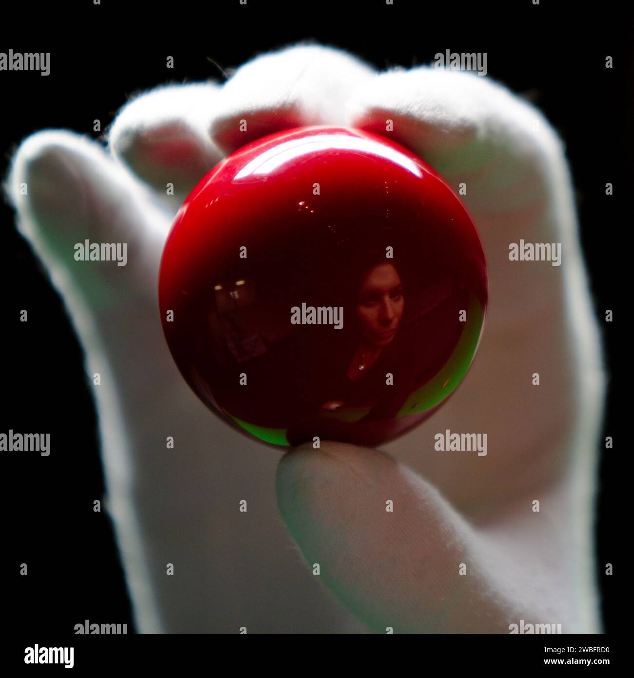 Snooker referee hi-res stock photography and images - Alamy