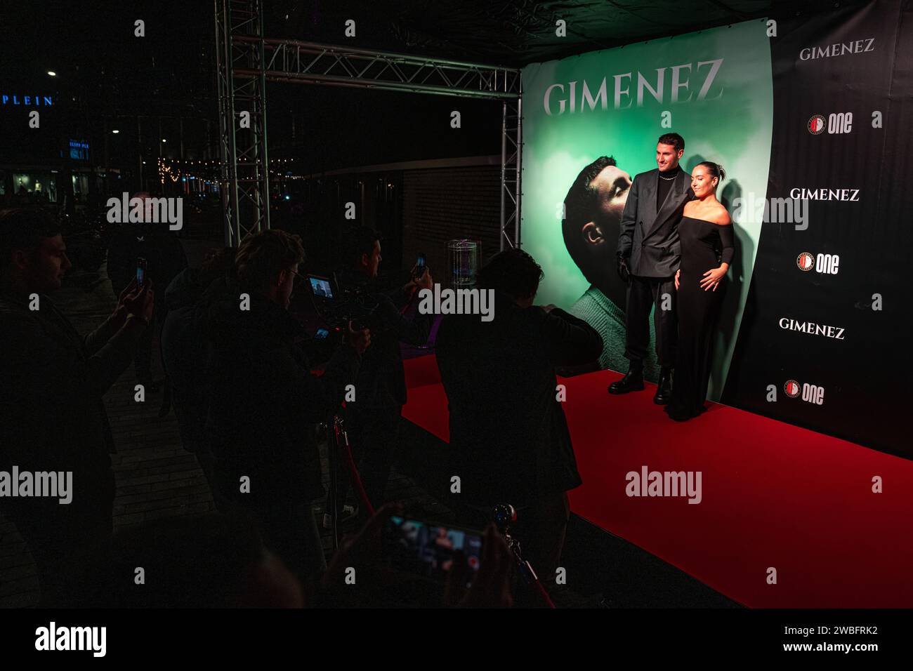 ROTTERDAM - Santiago Gimenez and his girlfriend Fer Serrano on the red ...