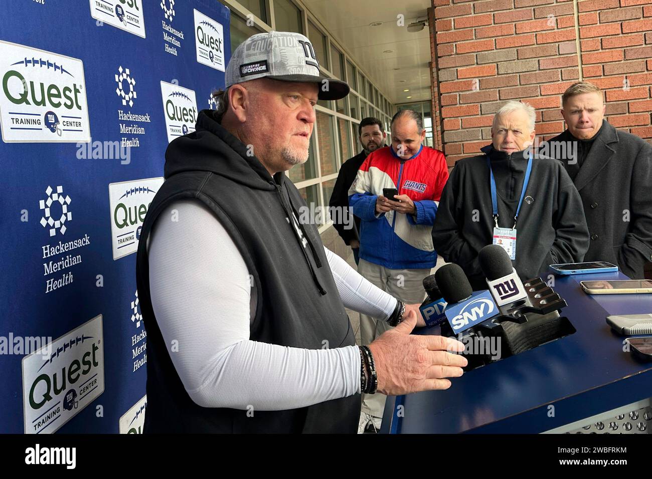 New York Giants defensive coordinator Wink Martindale speaks with ...