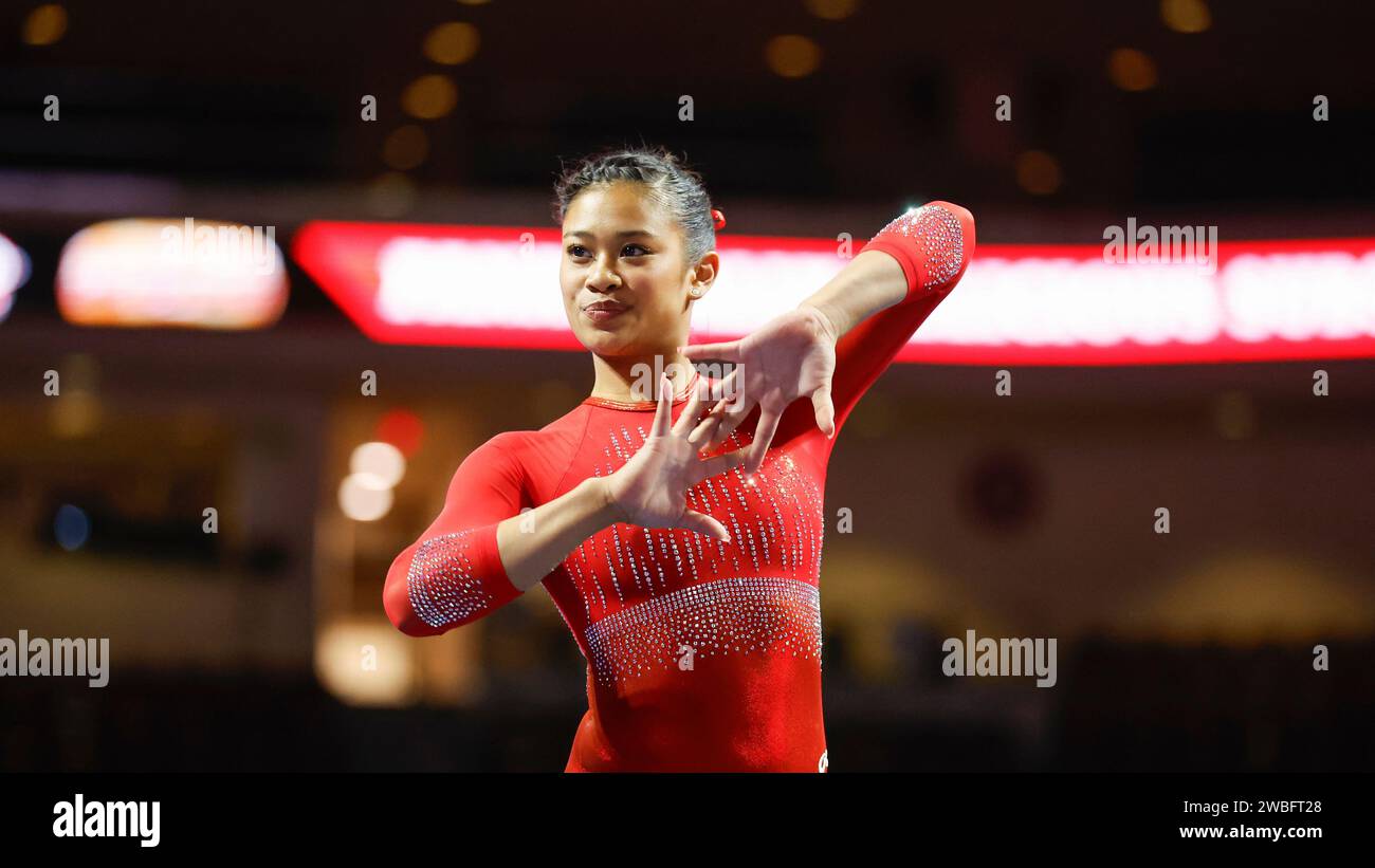 Denver's Bella Mabanta competes on the floor exercise during an NCAA ...