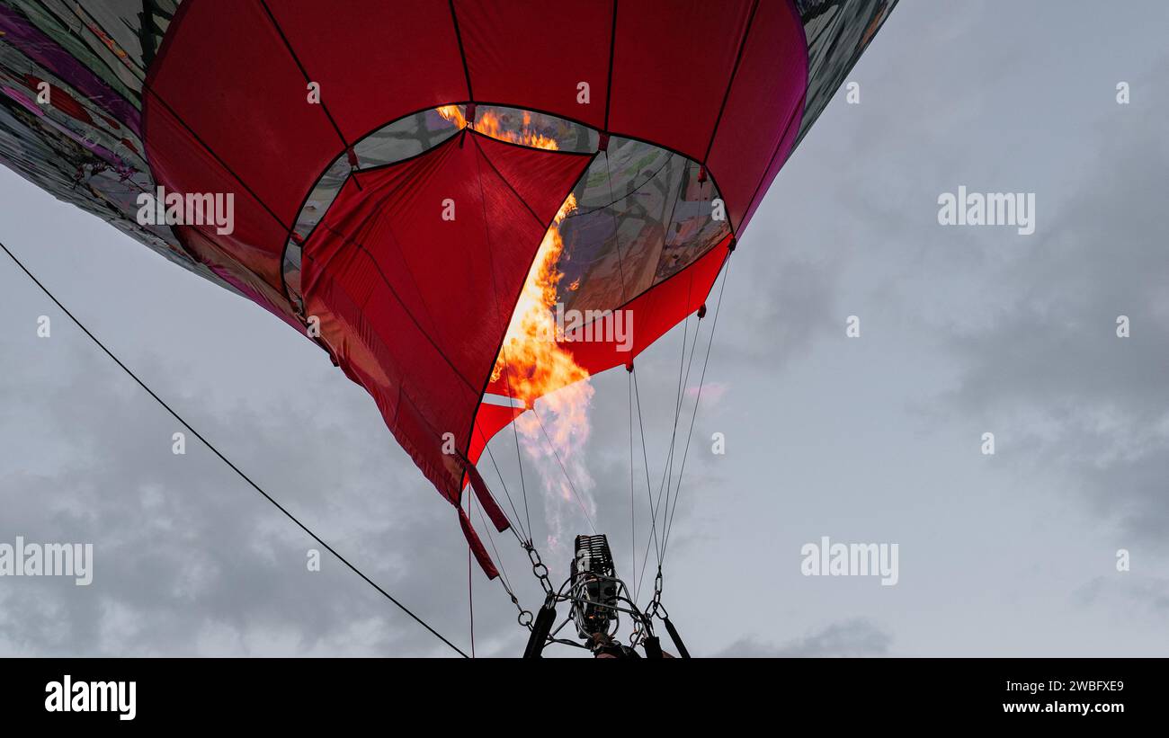 Balloon voyage landing basket hi-res stock photography and images - Alamy