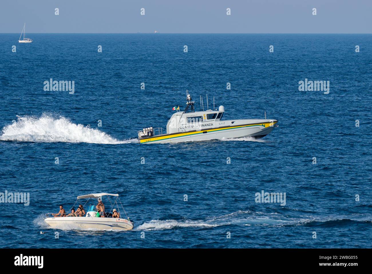 Spiaggia di polignano a mare hi-res stock photography and images - Alamy
