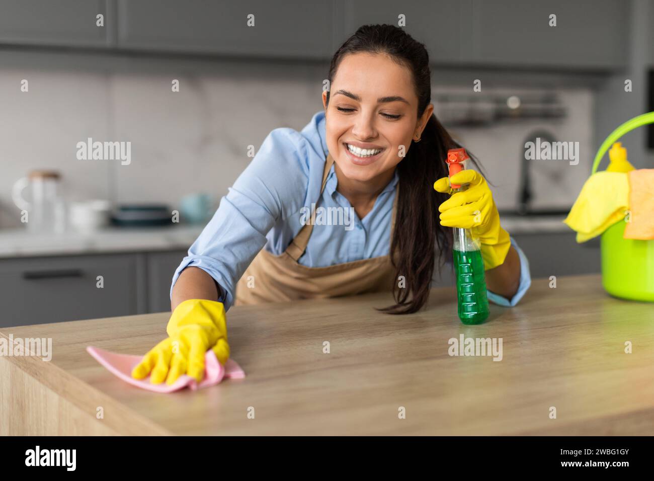 Spray bottle wiping cloth hi-res stock photography and images - Alamy