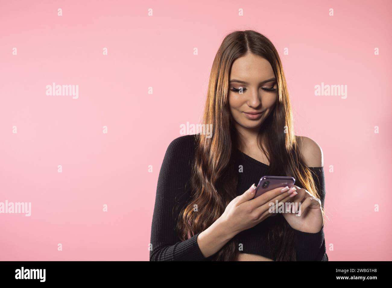 Young girl using social media via mobile phone Stock Photo - Alamy