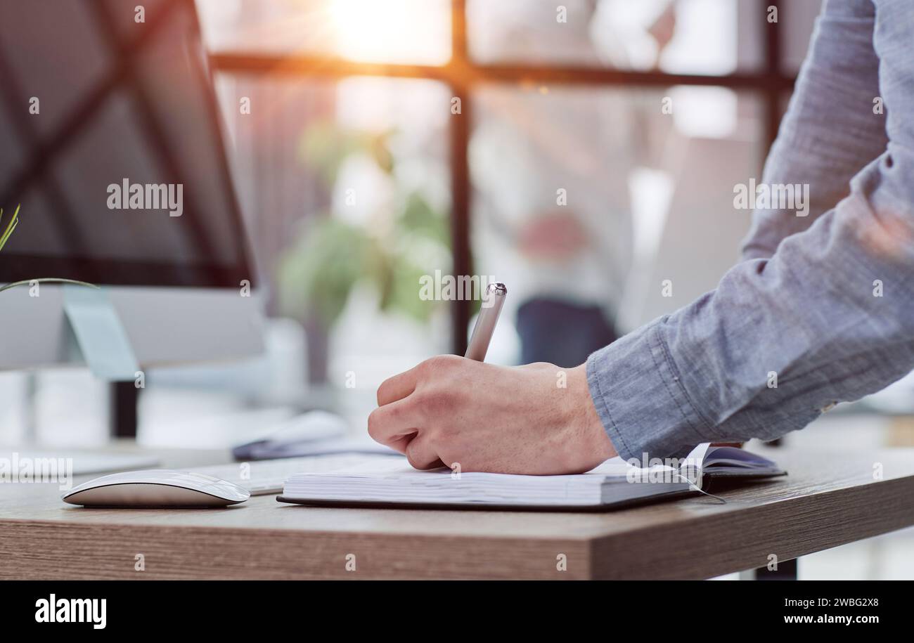 Student making notes outside hi-res stock photography and images - Alamy
