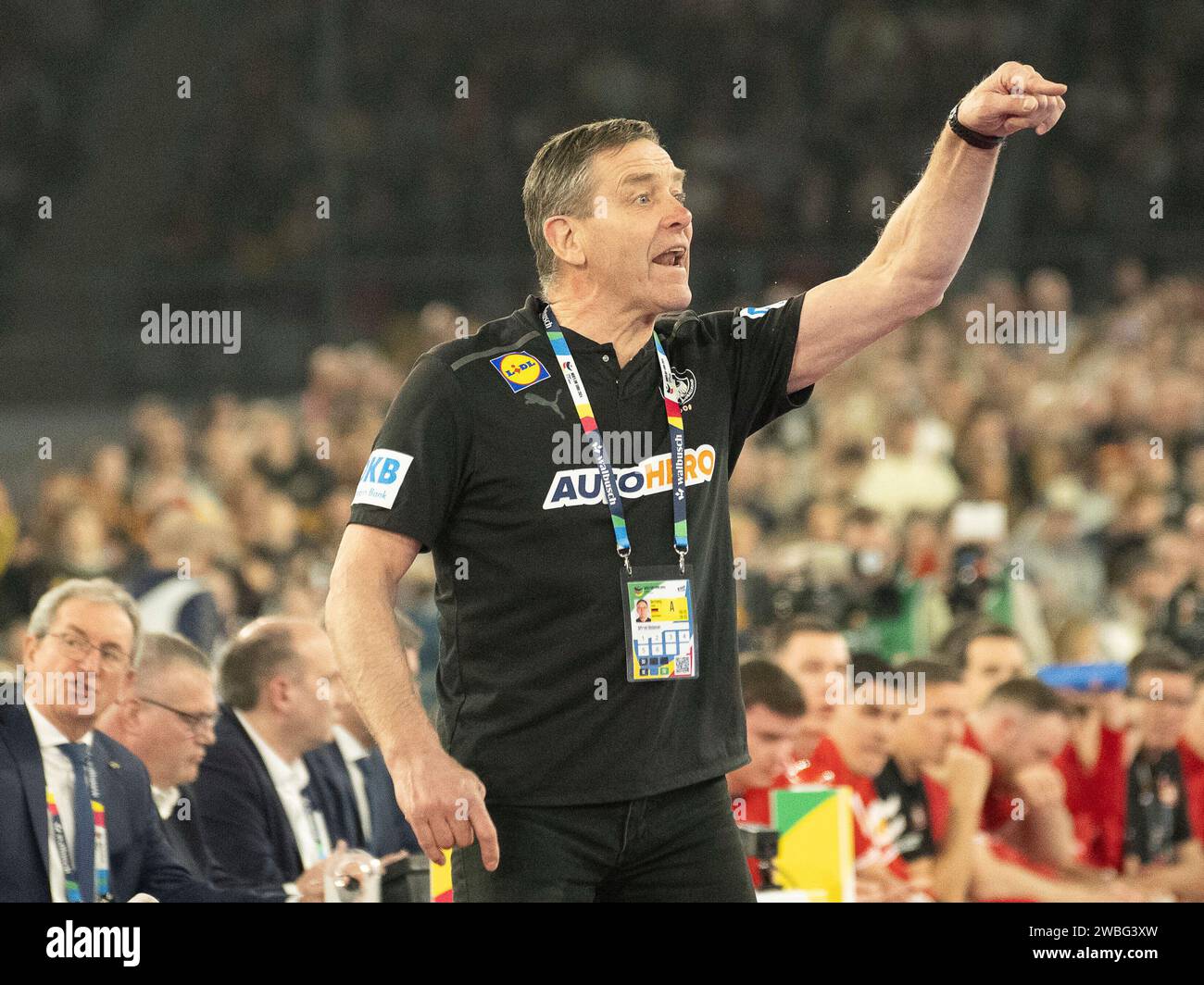 Alfred Gislason (Deutschland, Trainer) weist seine Mannschaft an. GER ...