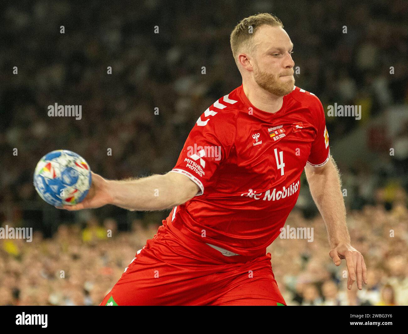 Lenny Rubin (Schweiz, #04) taucht nach einem Tempogegenstoss alleine ...