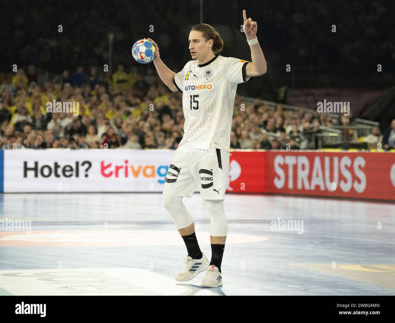 Juri Knorr (Deutschland, #15) zeigt eine Variante an. GER, Deutschland ...