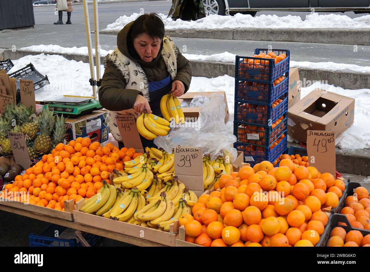 Non Exclusive: KYIV, UKRAINE - JANUARY 10, 2024 - A seller puts bananas ...