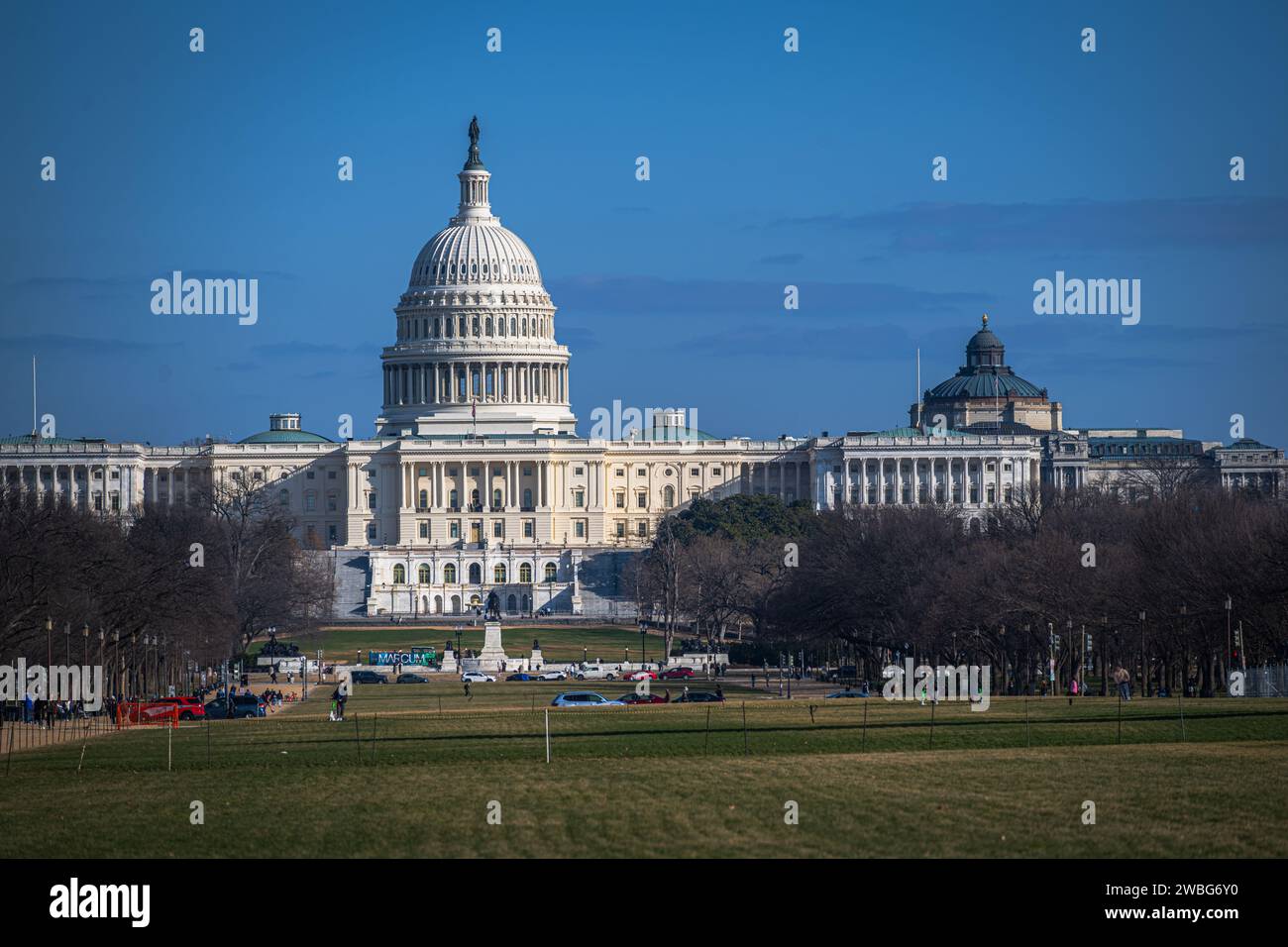 Washington, DC -- A long distance telephoto shot of the US capitol ...
