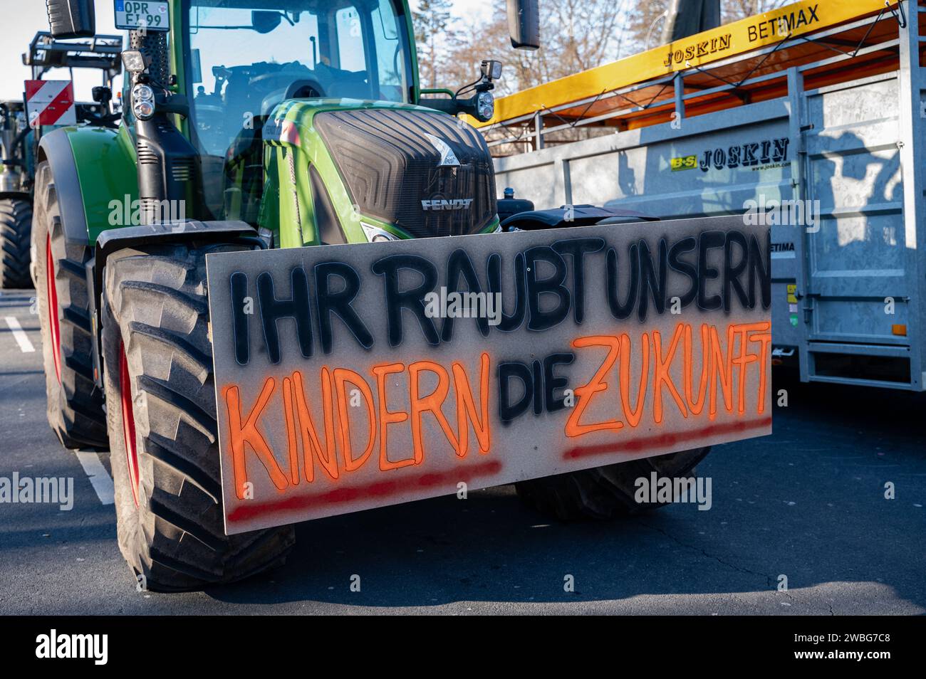 08.01.2024, Berlin, Germany, Europe - Farmers and craftsmen participate ...