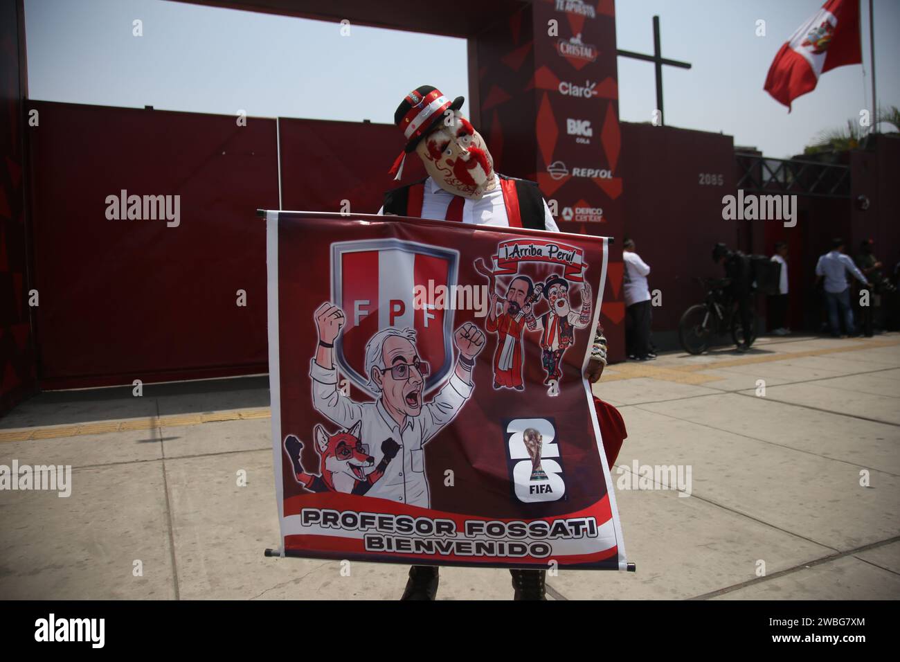 Lima, Peru. 10th Jan, 2024. A fan holding a sign welcomes the new coach ...