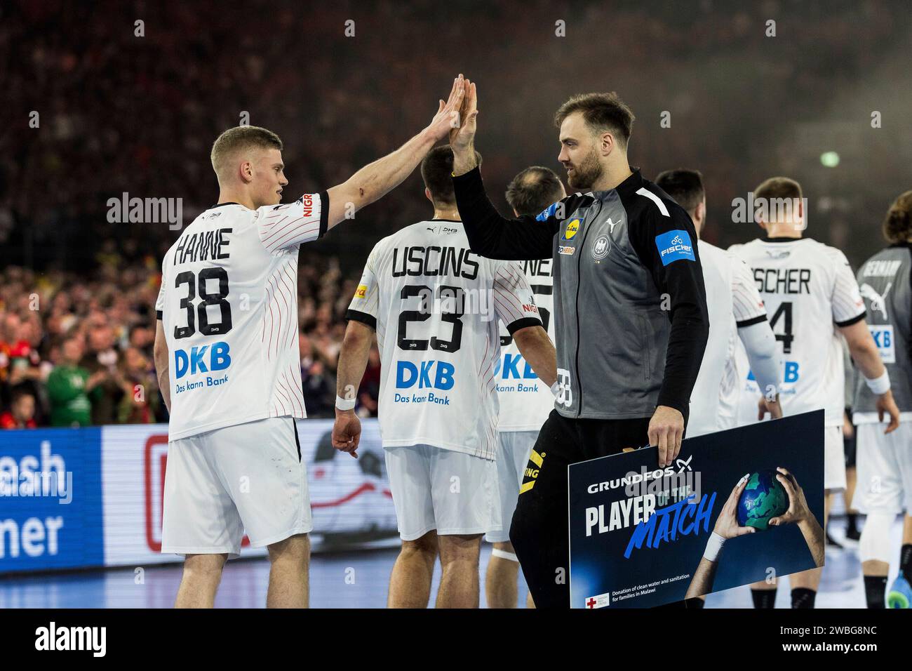 Martin Hanne (Deutschland, #38) und Andreas Wolff (Deutschland, #33) klatschen nach der Ehrung ...