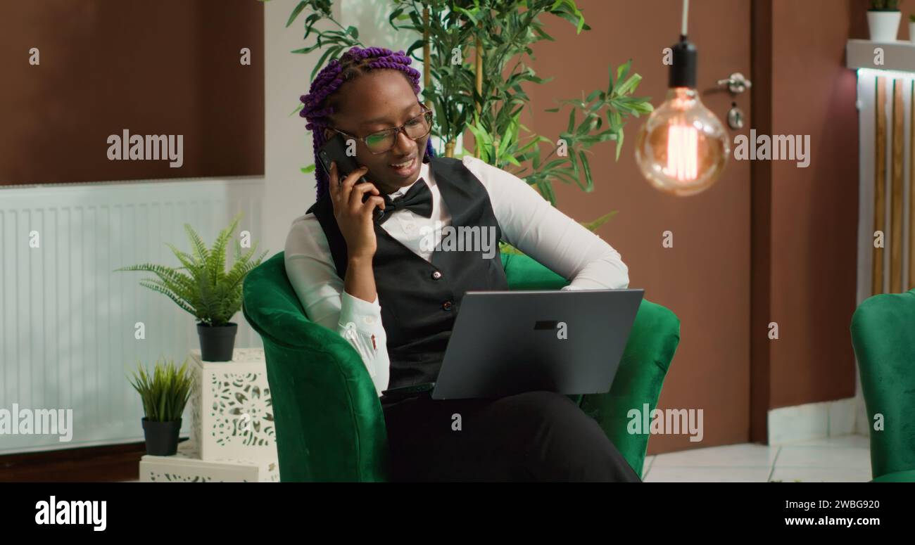 African manager talking receptionist hi-res stock photography and ...