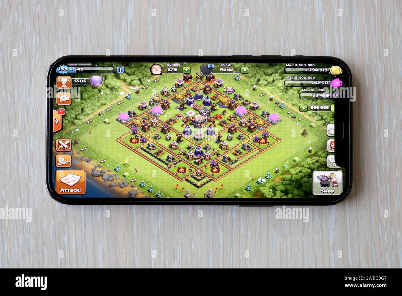 Mobile game screenshot supercell hi-res stock photography and images ...