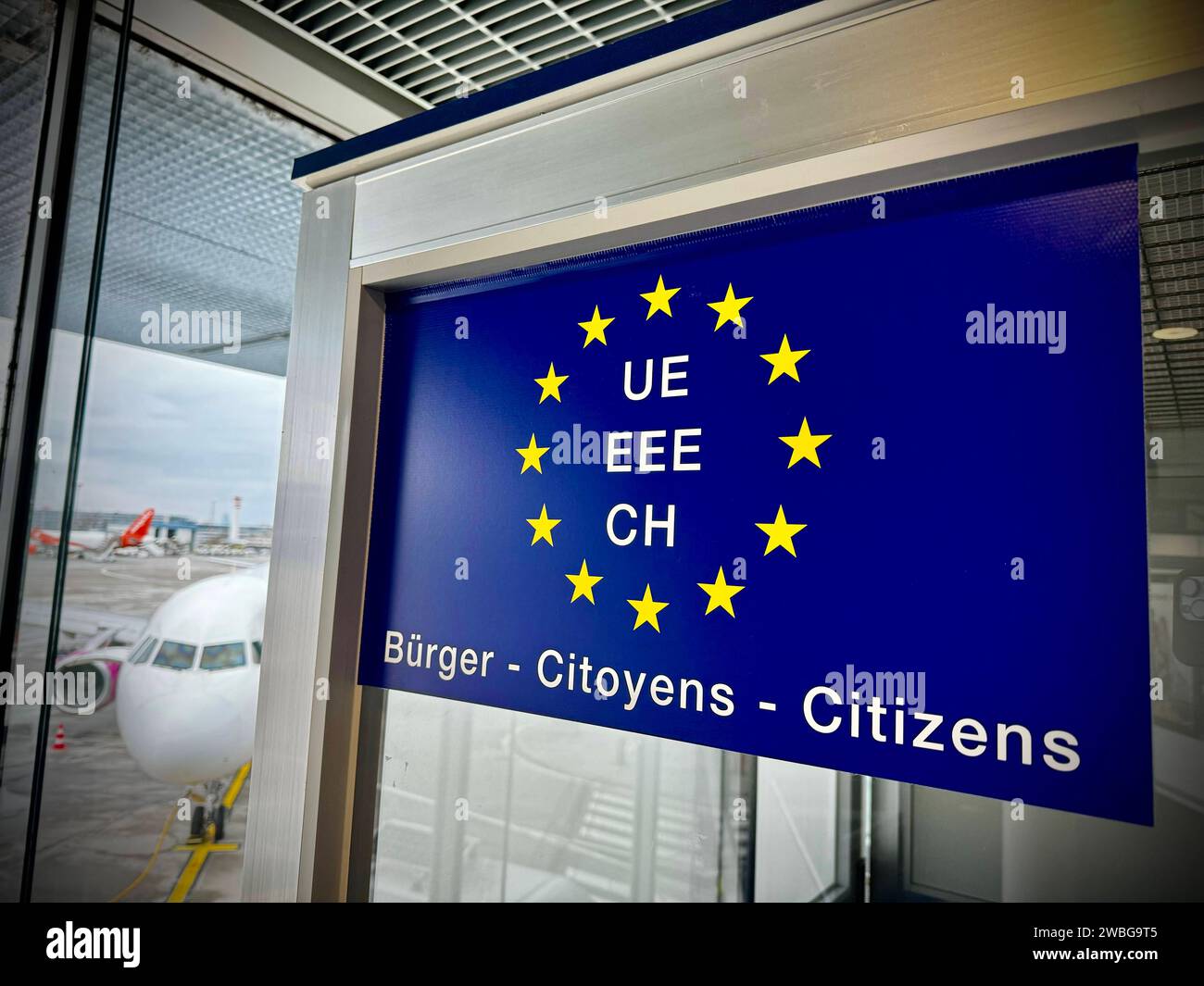 Airport Basel, Schweiz, Europa: Symbolbild für Grenze, Grenzkontrolle ...