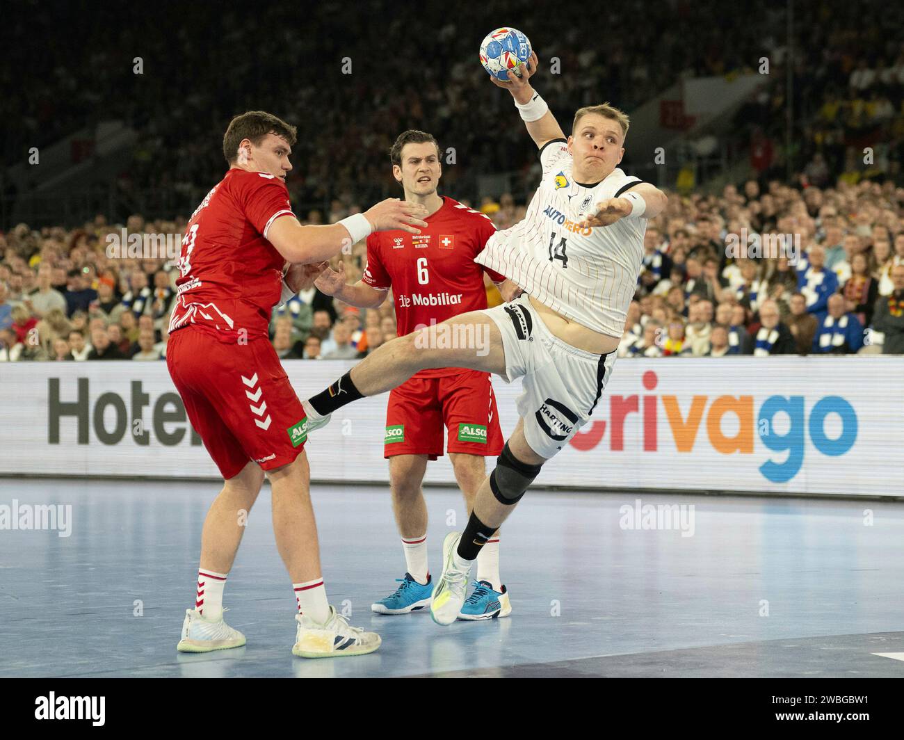 Justus Fischer (Deutschland, #14) kommt am Kreis zum Wurf. Lukas Laube ...