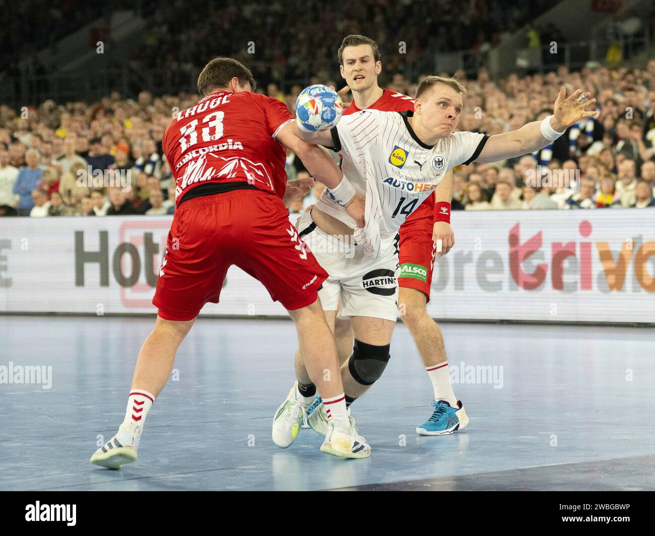 Zweikampf am Kreis. Lukas Laube (Schweiz, #23) haelt Justus Fischer ...