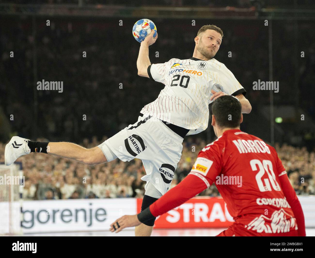 Phillip Weber (Deutschland, #20) beim Sprungwurf. Davor Luka Maros ...