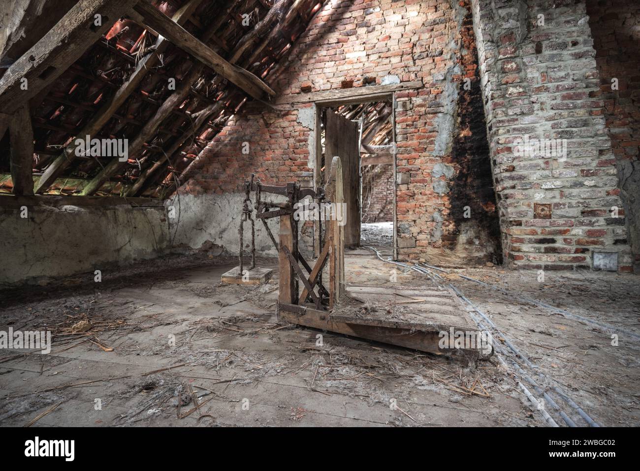 Inside old abandoned farm house hi-res stock photography and images - Alamy