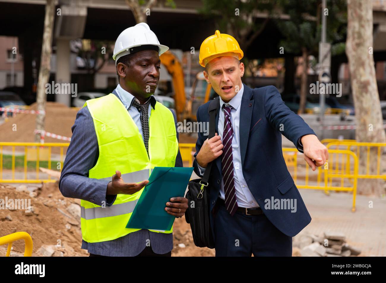 African american engineer works hi-res stock photography and images - Alamy