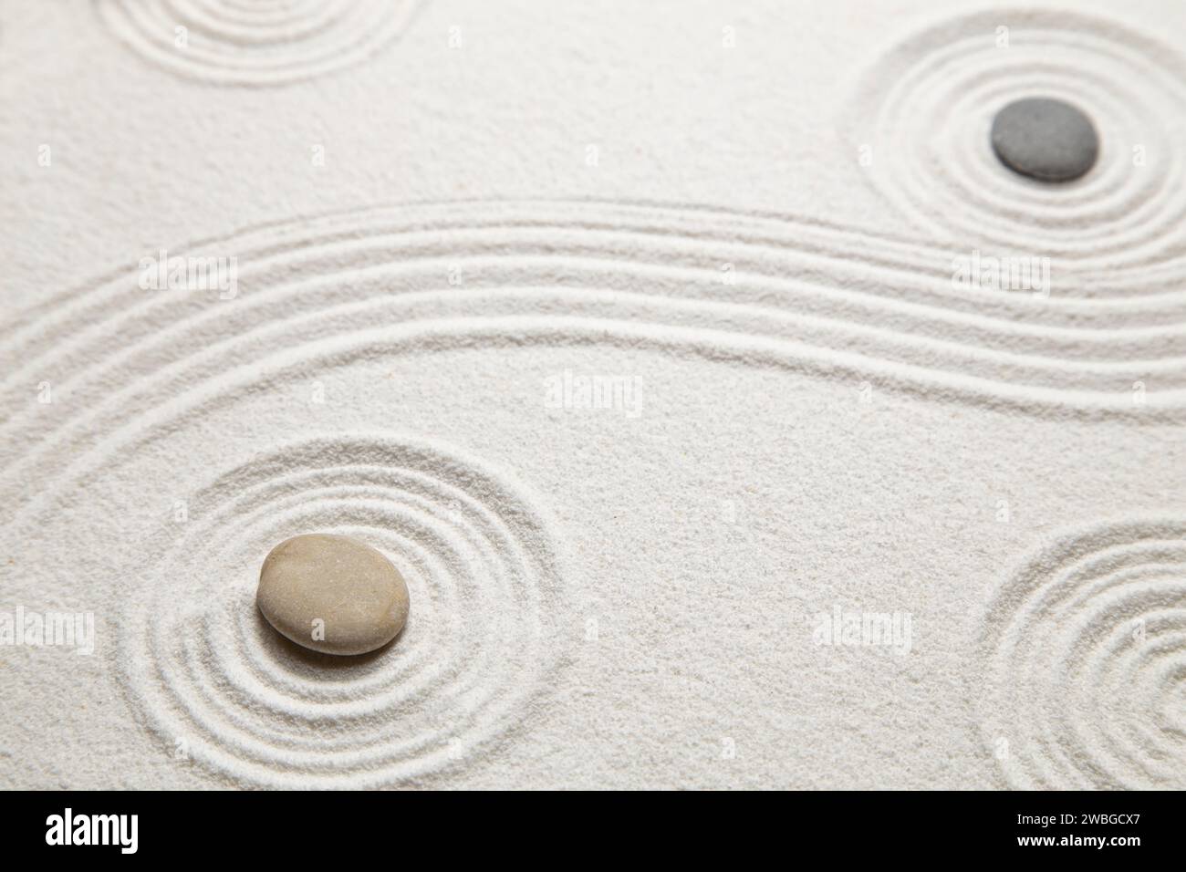 Zen pattern in white sand Stock Photo - Alamy