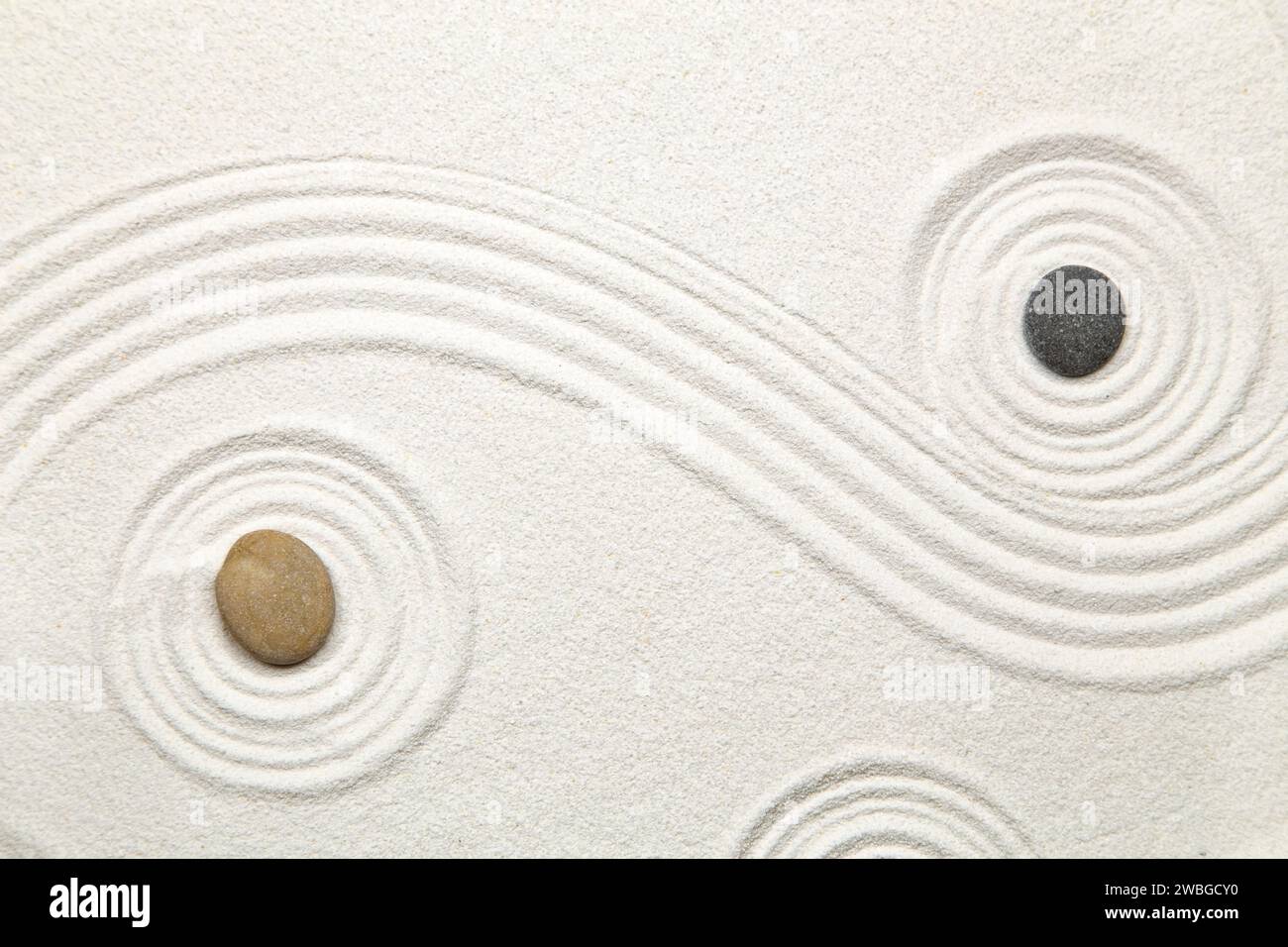 Zen pattern in white sand Stock Photo - Alamy