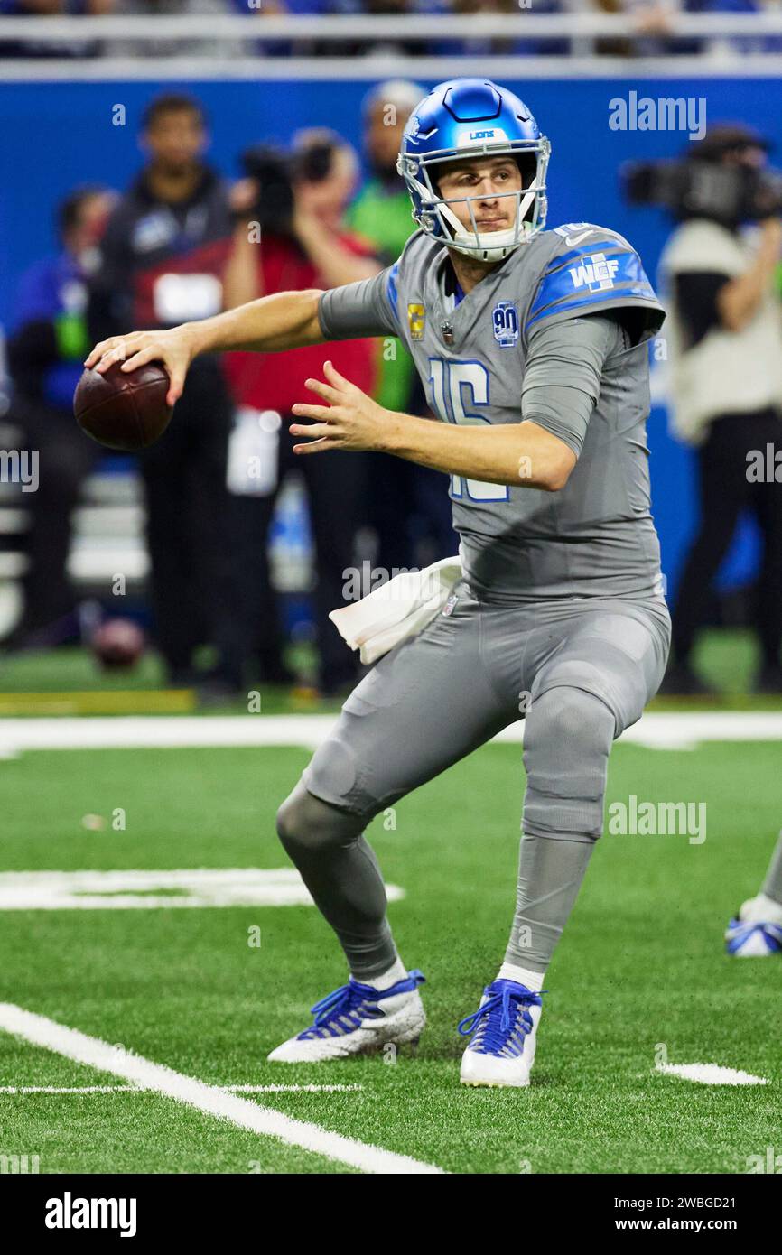 Detroit Lions quarterback Jared Goff (16) passes against the Minnesota ...