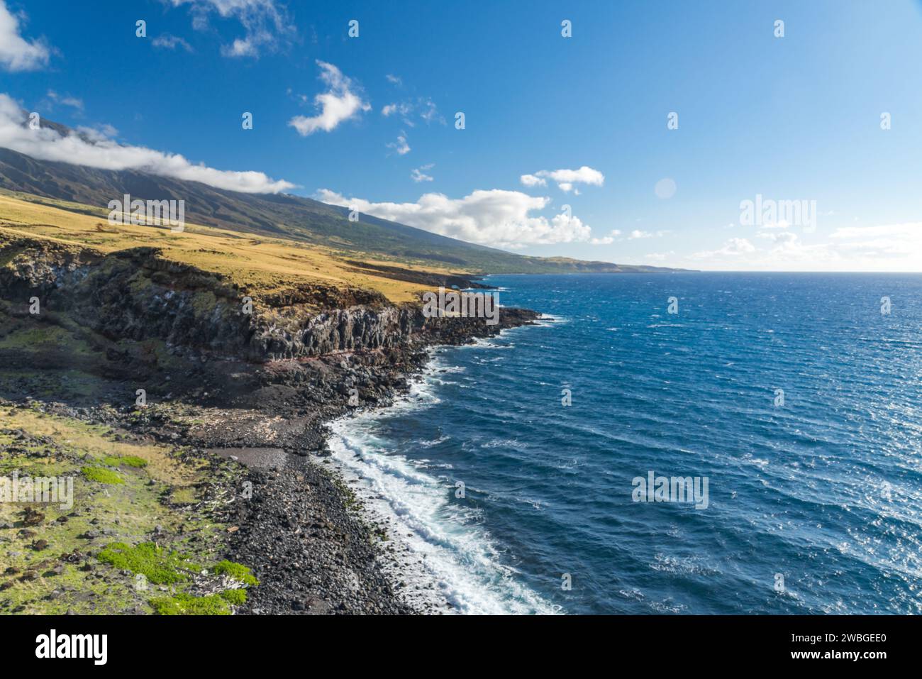Cliffside view along Maui's Piilani Highway Stock Photo - Alamy
