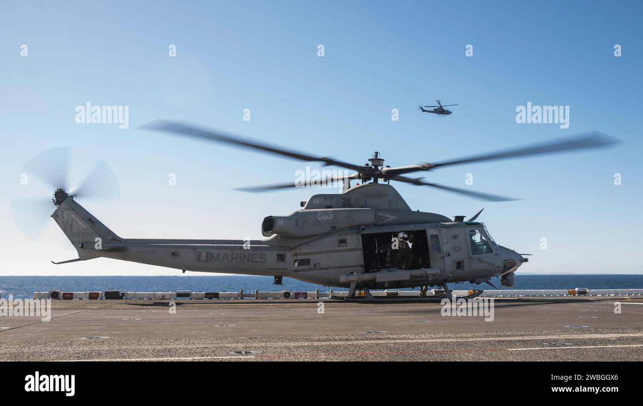 A U.S. Marine Corps UH-1Y Venom attached to Marine Medium Tiltrotor ...