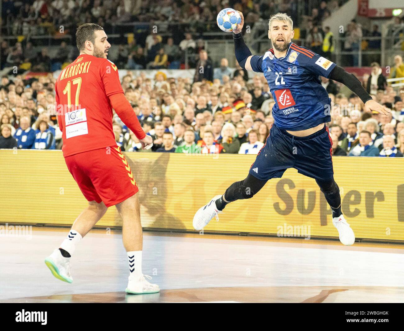 Luka Karabatic (Frankreich, #22) ist an Nikola Markoski (Nordmazedonien ...