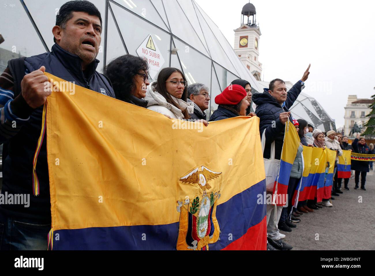 MADRID - SOLIDARIDAD ECUADOR Decenas de personas ecuatorianas se ...
