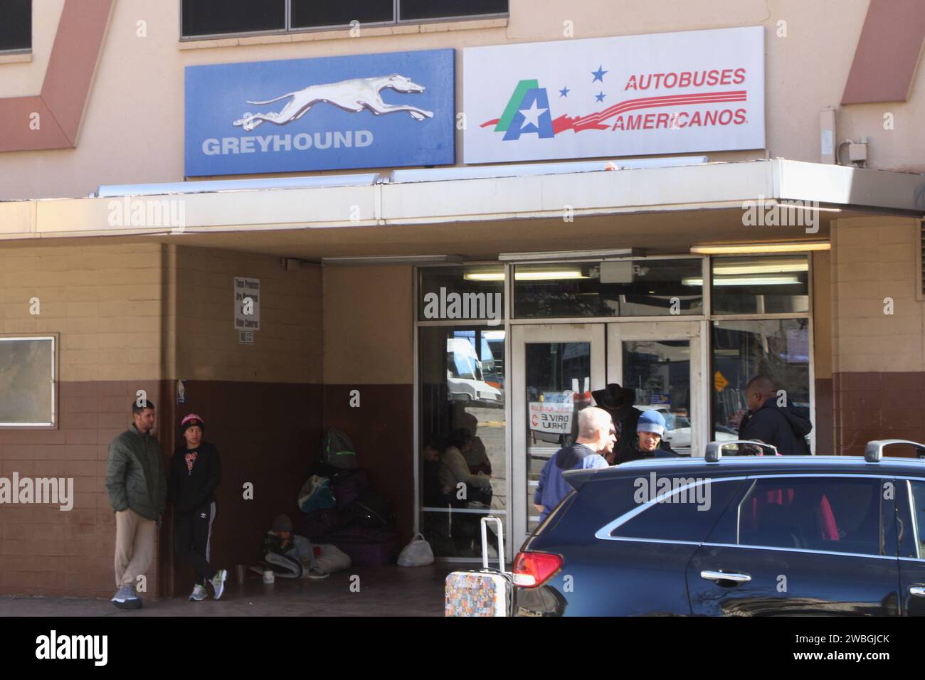 San Antonio, USA. 10th Jan, 2024. People arriving and waiting in front ...