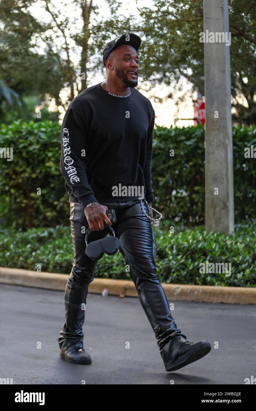 Miami Dolphins defensive tackle Raekwon Davis (98) arrives at the ...