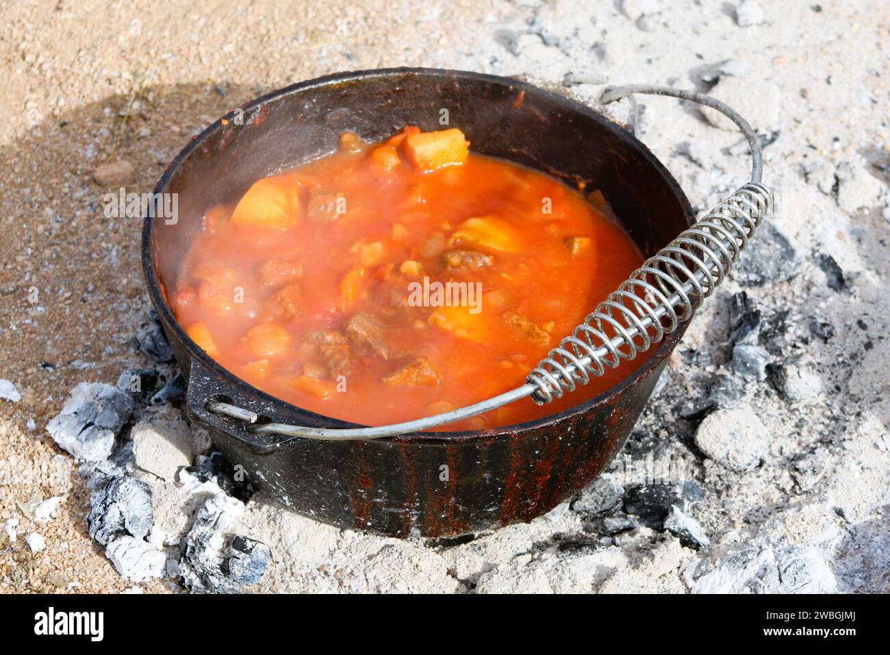 Outdoor Dutch Oven cooking in the Arizona Desert - Outdoor cast iron ...