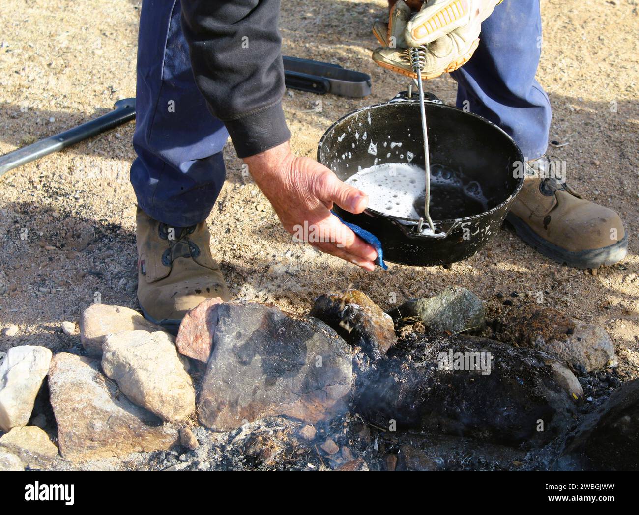 Outdoor Dutch Oven cooking in the Arizona Desert - Outdoor cast iron ...