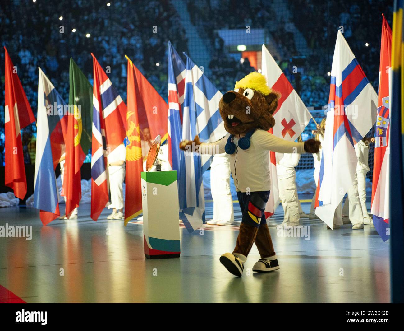 Das Maskottchen der Euro 2024 vor den Flaggen der Nationen. GER ...