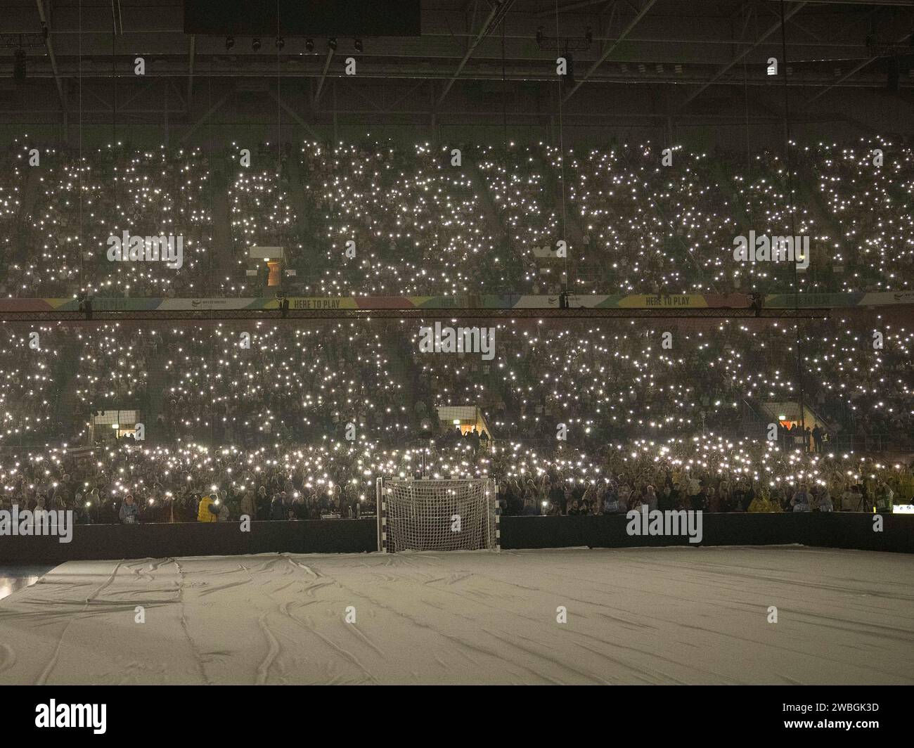 Die Fans sorgen mit ihren Handys fuer Stimmung in der Arena. GER ...