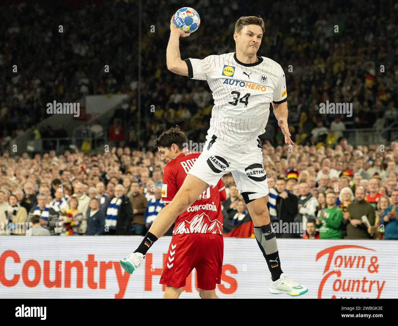 Rune Dahmke (Deutschland, #34) beim Sprungwurf scheint in der Luft zu ...
