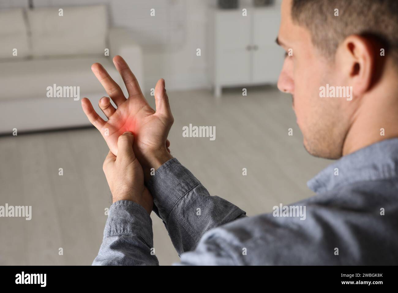 Man suffering from trigger finger hi-res stock photography and images ...