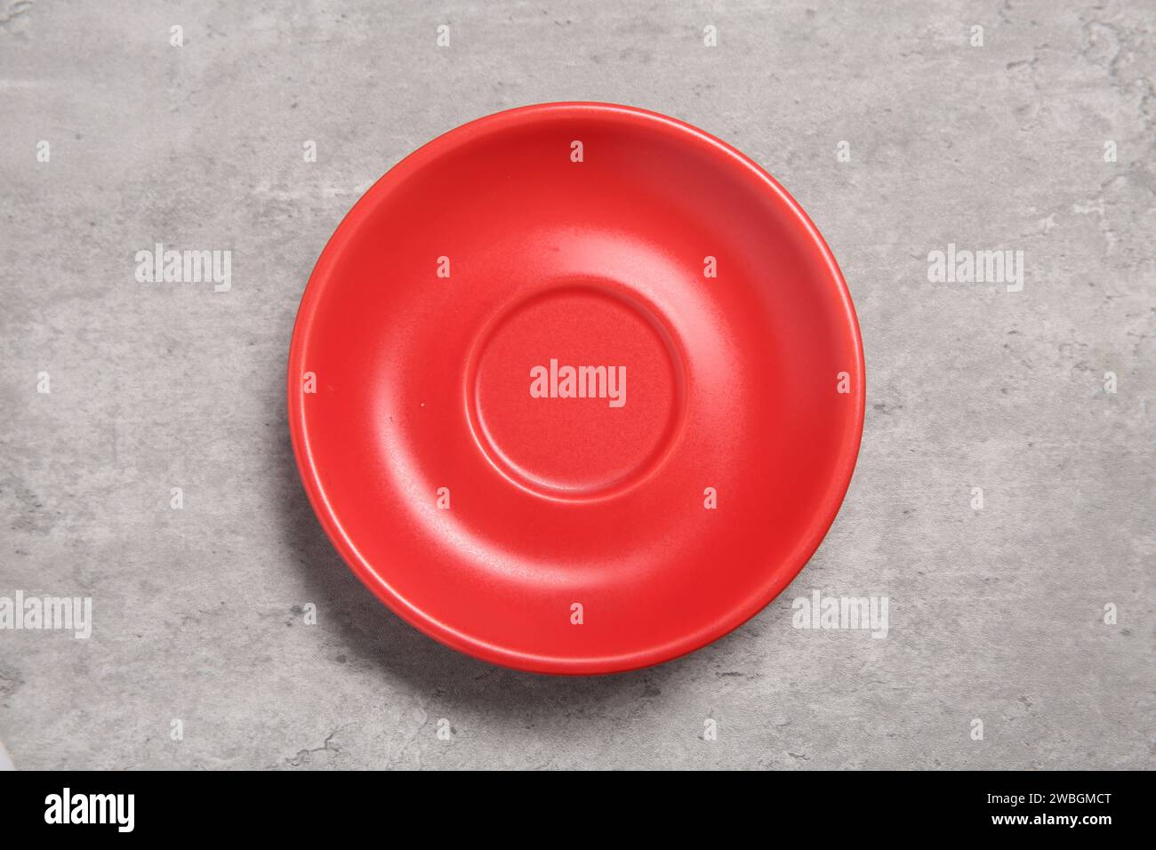 One red ceramic plate on light grey table, top view Stock Photo - Alamy