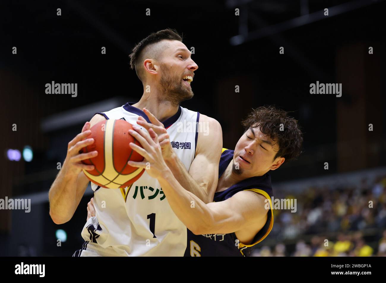 Yokohama Budokan, Kanagawa, Japan. 10th Jan, 2024. (L-R) Jarrod Uthoff (B-Corsairs), Makoto ...