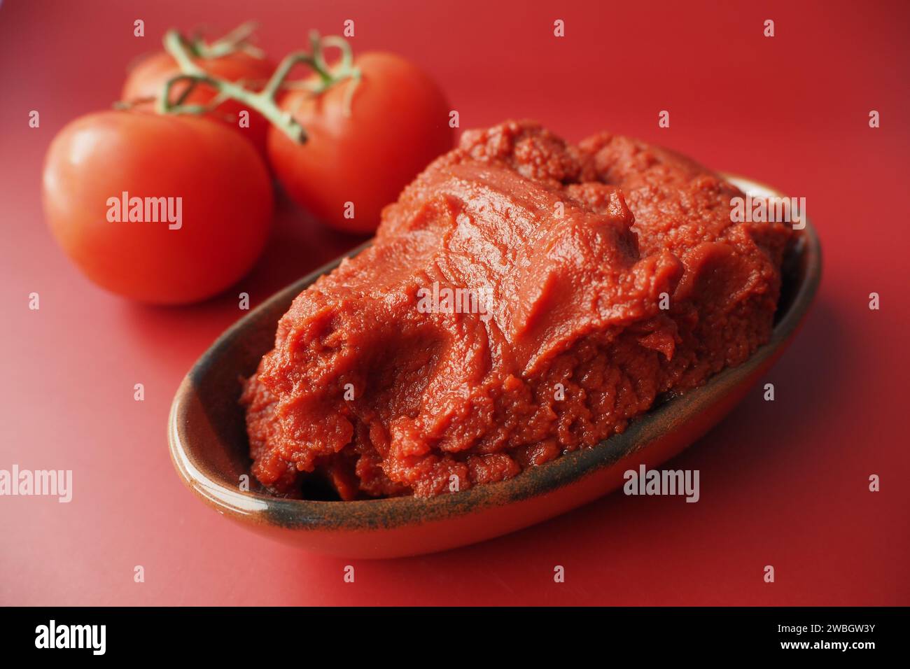 Tomato paste with ripe tomatoes Stock Photo - Alamy